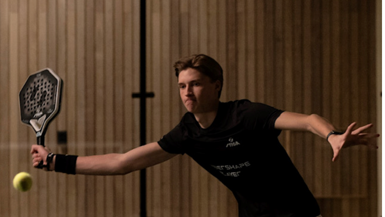 Adam Axelsson först i världen att tävla med Cybershape - Padelfeber.se